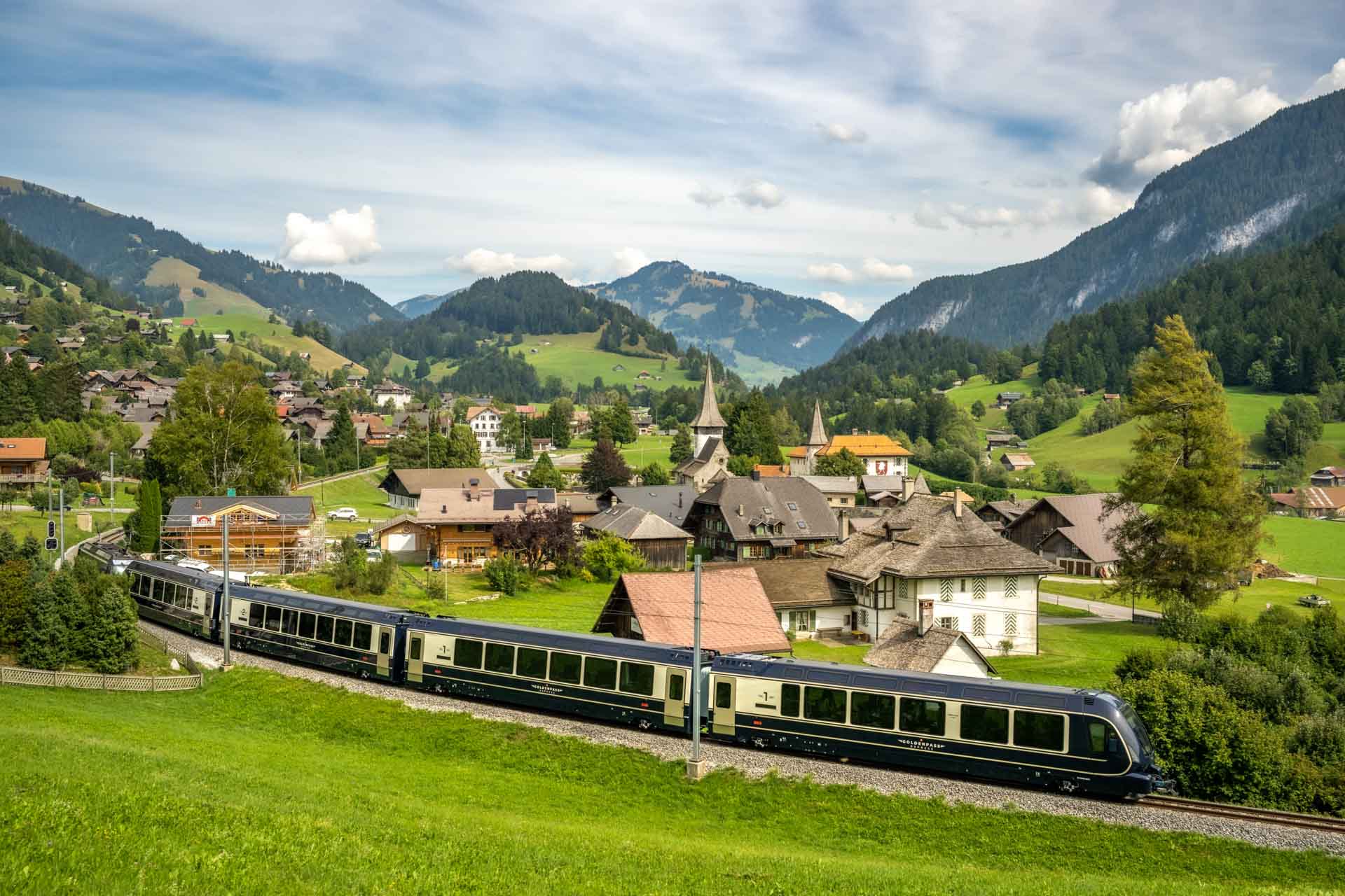 Goldenpass Express Train Panoramique Entre Montreux Et Interlaken